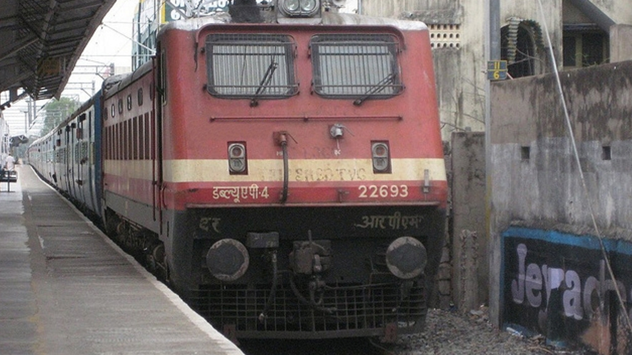 Pallavan express engine derails near Trichy - Suryan FM
