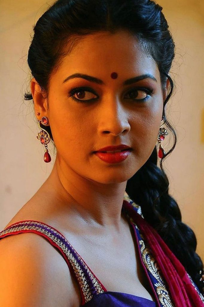 Actress Pooja- Photo Gallery - Suryan FM