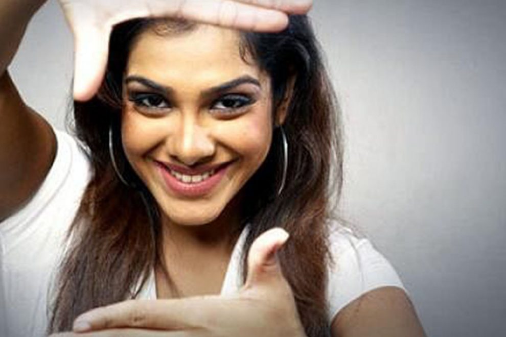 Kadhal Sandhya- Family Stills - Suryan FM