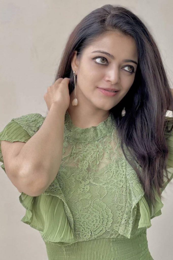 Actress Janani – Photo Gallery - Suryan FM