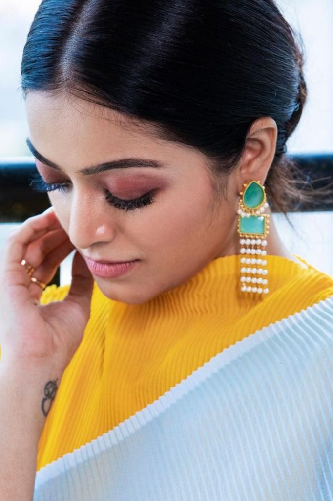 Actress Janani – Photo Gallery - Suryan FM