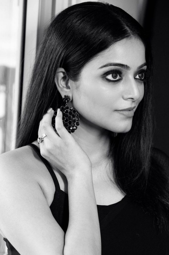 Actress Janani – Photo Gallery - Suryan FM