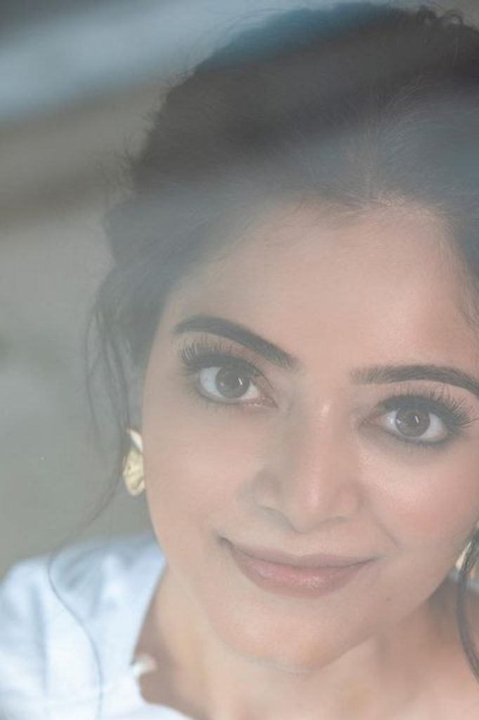 Actress Janani – Photo Gallery - Suryan FM