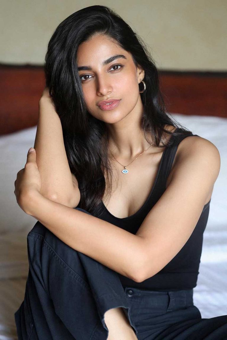 Meenaakshi Chaudhary – Photo Gallery - Suryan FM