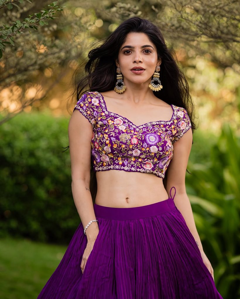 Divya Bharathi – Photo Gallery - Suryan FM